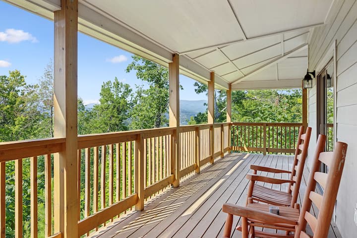 Scenic Cabin With Breathtaking Mountain Views - Gatlinburg, TN
