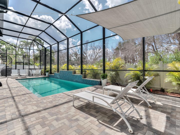 Island Escape Steps To The Sand - Fort Myers Beach, FL