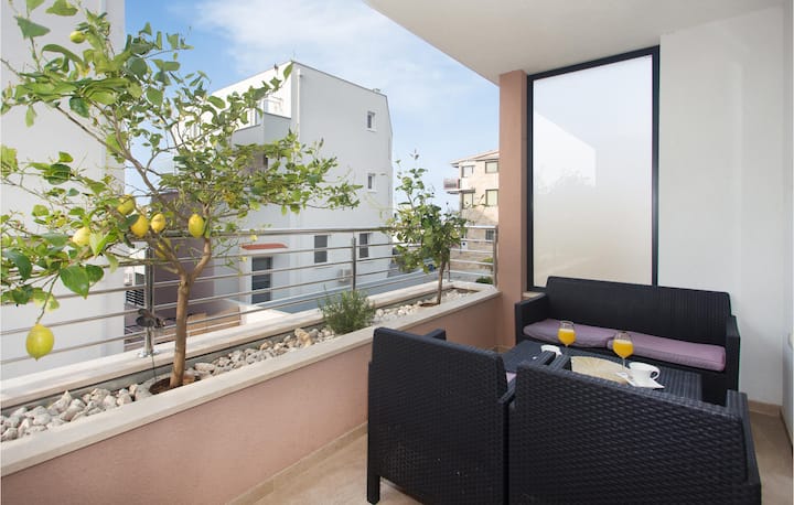 Lovely Apartment In Makarska With Wifi - Makarska