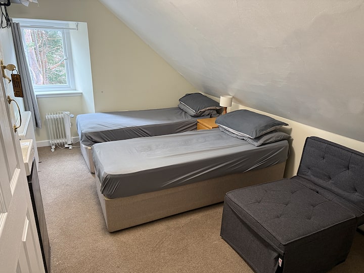 Forces Manor - Budget Room 13, Twin + 1 - Aviemore