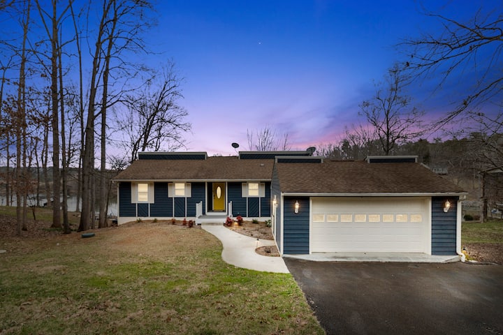 Lakefront Home W/dock Near Bridgewater/bars/food - Smith Mountain Lake, VA