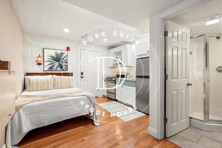 Blissful Charm | Steps To Waterfront | Dusk Suite - Salisbury