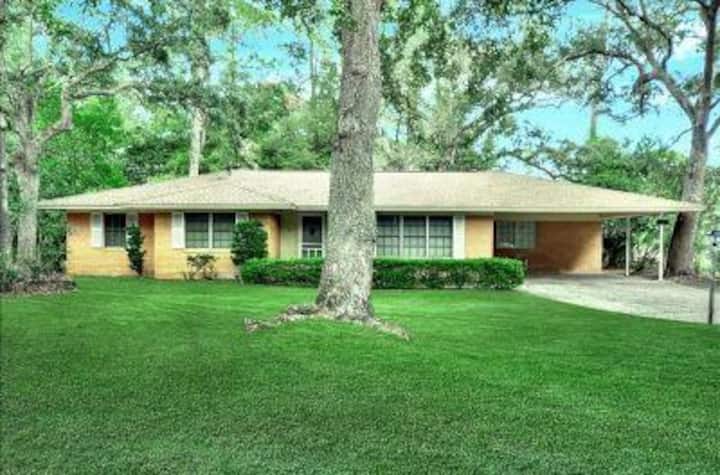 Lanier Cottage - Cozy Home Within Walking Distance - Jekyll Island, GA