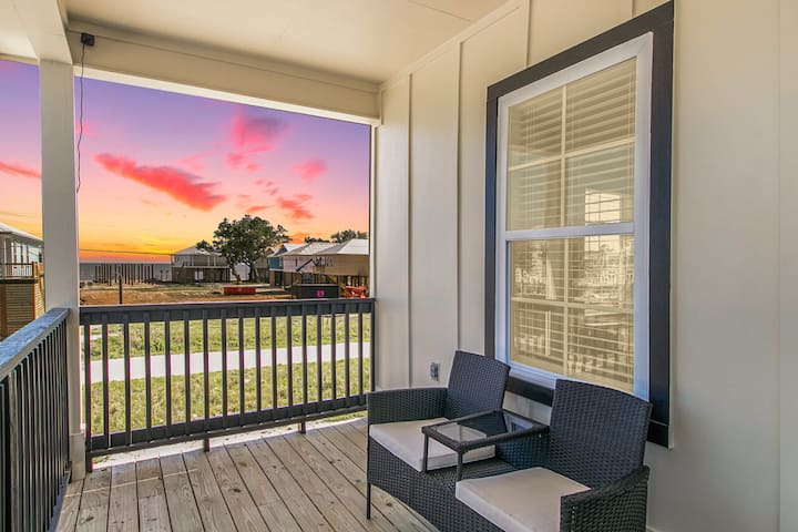 Coastal Glamour: Game Room & Beach Walk 1 Block - Gulfport, MS