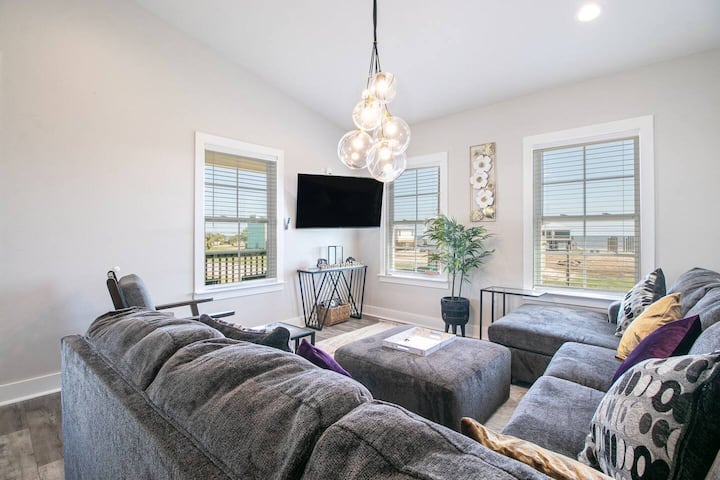 Gulfport Beach Retreat Near Casino & Pier Sleeps 8 - Gulfport, MS