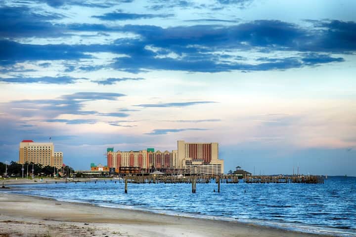 Gulfport Beach Retreat Near Casino & Pier Sleeps 8 - Gulfport, MS