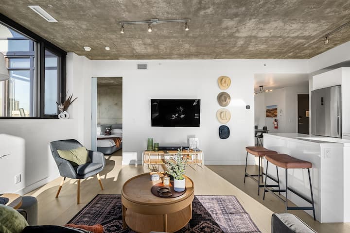 Skyline & Mountain Views | Rustic-modern Dt Condo - Fort Calgary