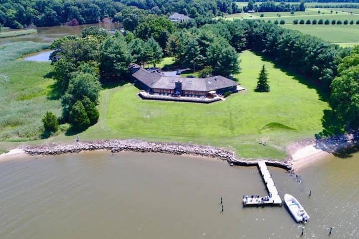 Waterfront Estate W Private Pier, Game Room & Bar - Queenstown, MD