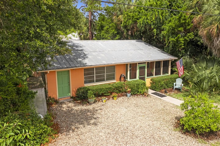 Cozy Cottage Walk To Everything - Cedar Key, FL