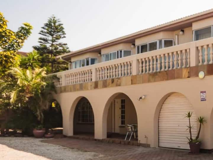 Three-bedroom Gecko House - Despatch