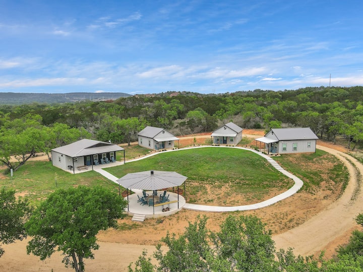 Blue Truck Ranch-6 Acres 3 Cottages Fire Pit! - Kingsland, TX