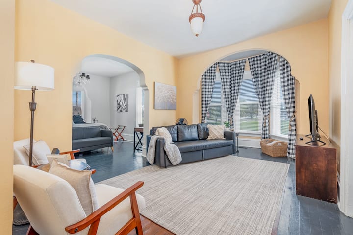 Pet Friendly, Beautiful Downstairs King Bed/1bth C - Michigan City