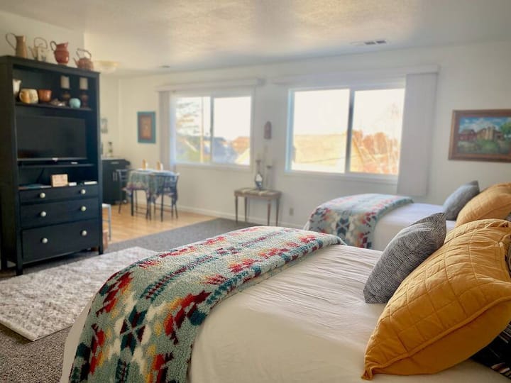 Adorable And Spacious Studio ~ Mid-term Available - Eureka, CA