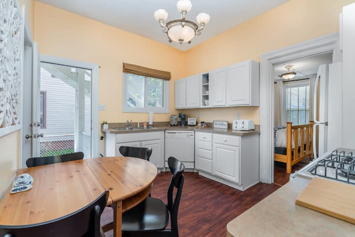 Close To The Beach, 2 Bedroom, Pet Friendly - Michigan City, IN