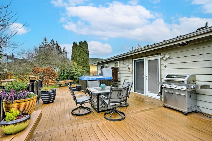 Lynnwood Home: Private Hot Tub, Fire Table & Grill - Mukilteo, WA