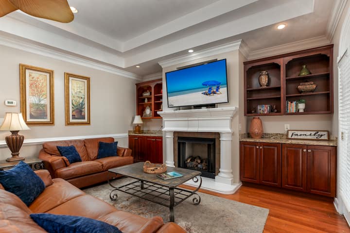 1 Block From Beach, Spacious, Private Garage - Myrtle Beach, SC