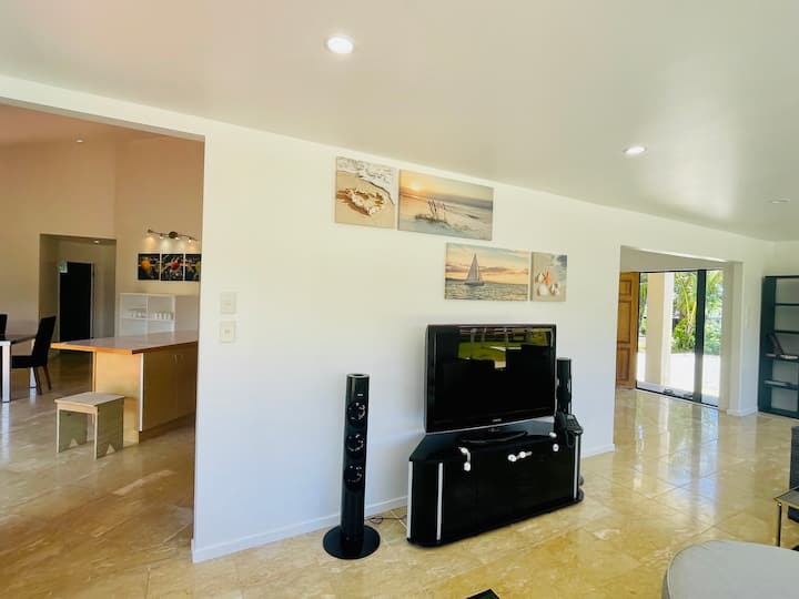 Red Hibiscus Luxury Home - Cook Islands