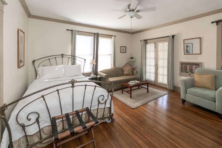 Deluxe Queen Studio - Memphis, TN