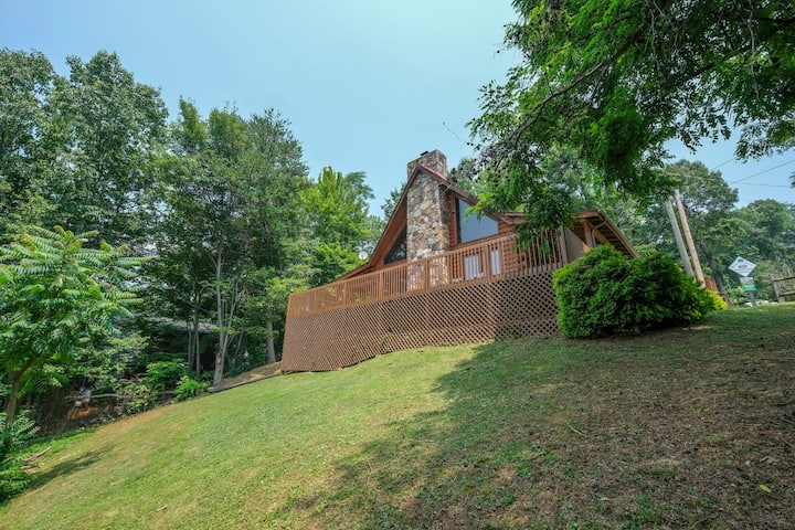 Pet Friendly, Hot Tub, Mountain View! - Gatlinburg, TN