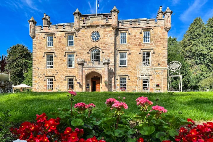 Averon Castle - Loch Glass