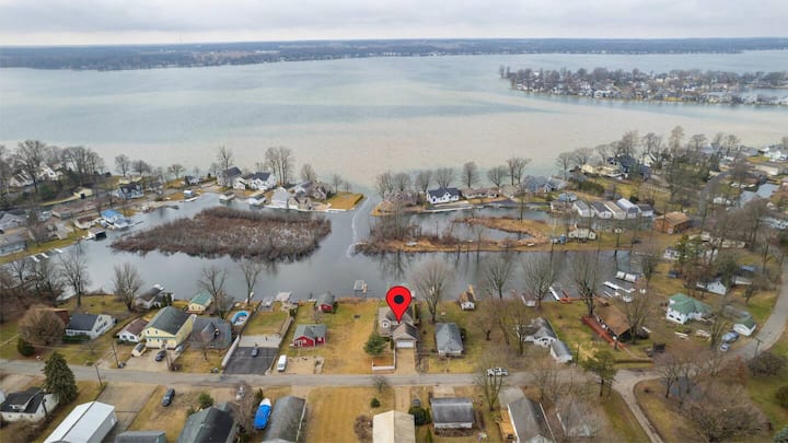 Lake Wawasee Family Friendly Cottage - Ligonier, IN