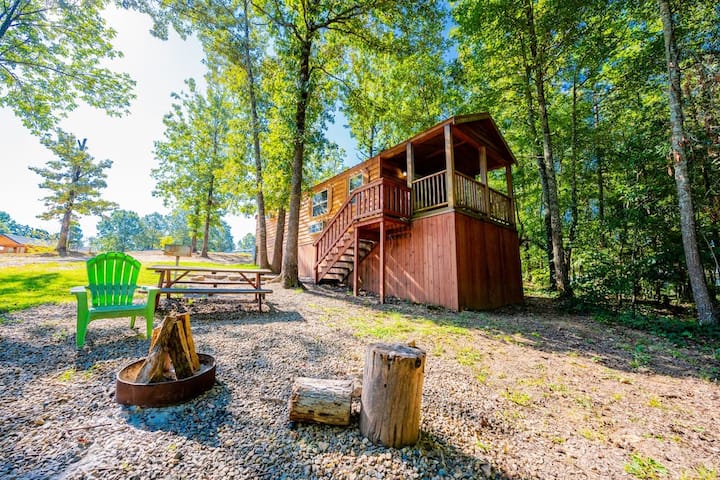Pinecone: Sleep 5, Tiny Cabin, Pet, Near Lake/park - Broken Bow, OK