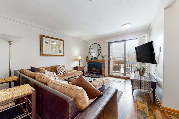Charming 2br Lakeview 2nd-floor | Balcony | Pool - Laconia, NH
