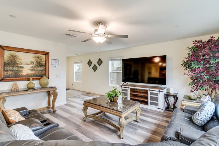 Pool Table & Patio! Spacious Merced Getaway - Merced, CA