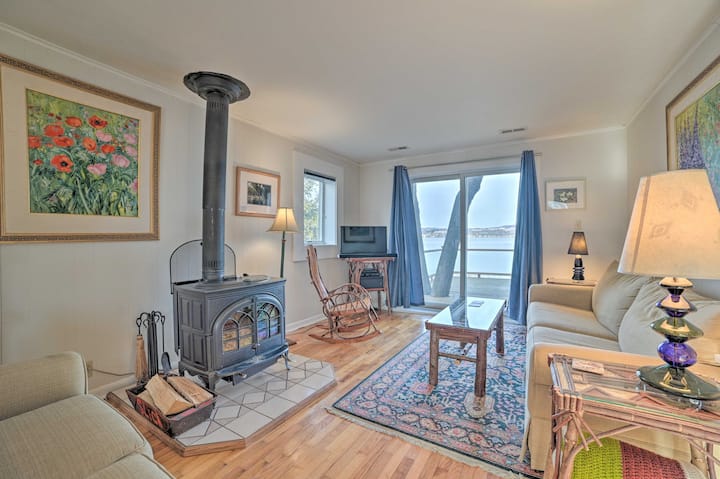 Fireplace! Waterfront Gem Near Leelanau Wine Trail - Suttons Bay, MI
