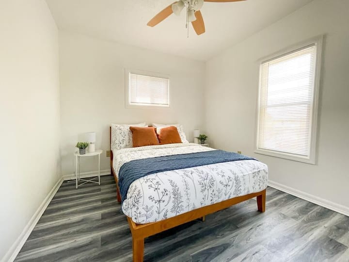 The Sunroom Apartment Westcle - Cleveland, OH