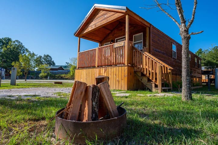 Cedar: Sleeps 4, Tiny Cabin, Pets, Near Park/lake - Broken Bow, OK