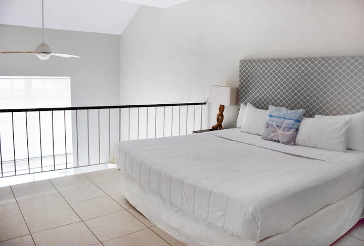 Private Beach Access! 2 Large Suite, Living Room - Key Biscayne, FL