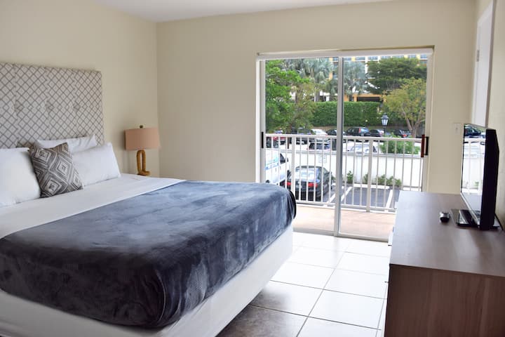 Tropical Dream! 2 Relaxing Rooms, Full-kitchen - Key Biscayne, FL