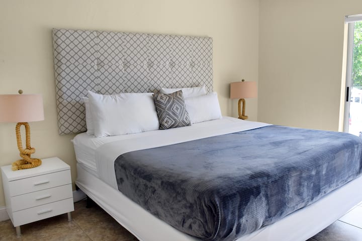 In The Heart Of It All! Beach Access, Pool - Key Biscayne, FL