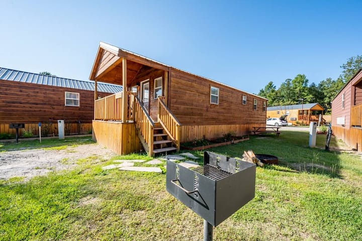 Redwood: Sleep 4, Tiny Cabin, Pets, Near Lake/park - Broken Bow, OK