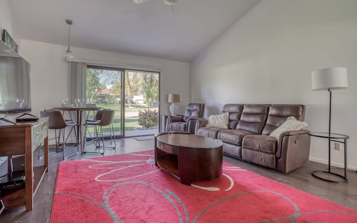 Stylish 2br Condo W/ Pool & Golf In Palm Desert - Palm Desert, CA