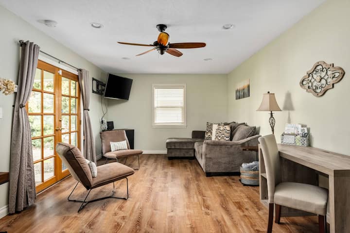 Terrific Spot, One Level, Pet Friendly Fenced Yard - Hillsboro, OR