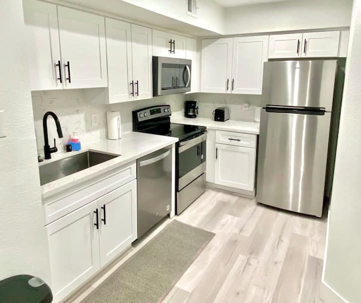 Lux 1br/1ba Condo With Master Suite Near Lv Strip - Las Vegas, NV