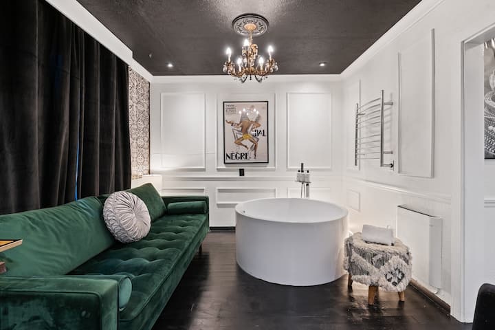 Couples Retreat With Large Soaking Tub - Vancouver
