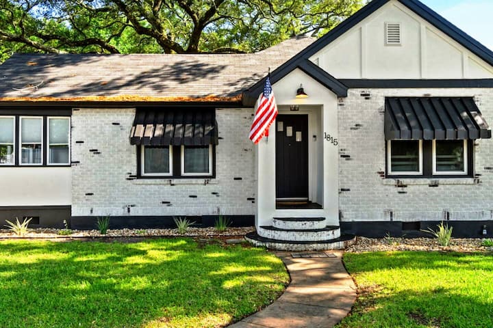 Family Retreat: Spa Bath, Hot Tub, Downtown/ Beach - Pensacola, FL