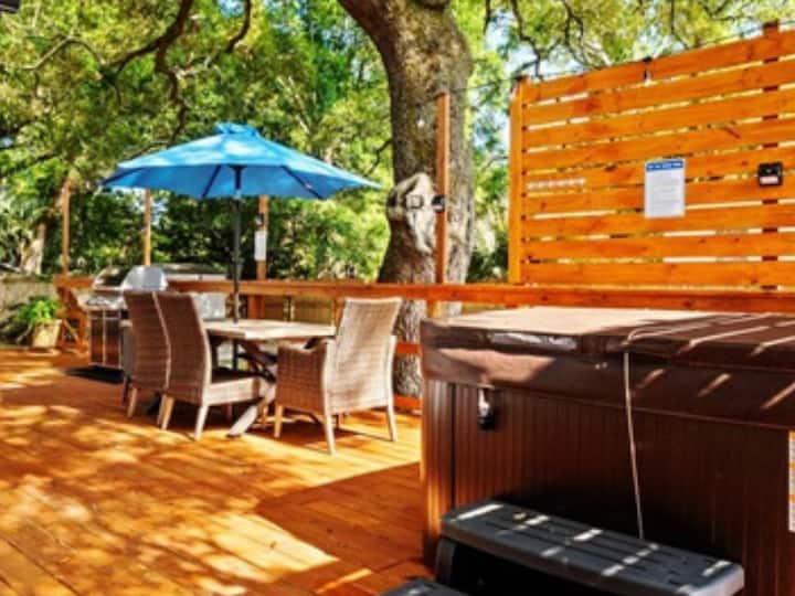 Downtown,2 Kings/hot Tub,3/2, 9.6 Miles To Beach - Gulf Breeze, FL