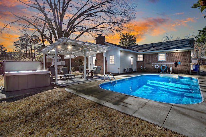 Ultimate Family Getaway: Private Pool & Hot Tub, G - Fayetteville, NC