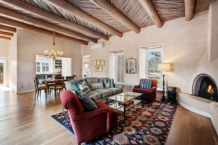 Santa Fe Santuario - Perfect Views, Kiva Fireplace - Santa Fe, NM