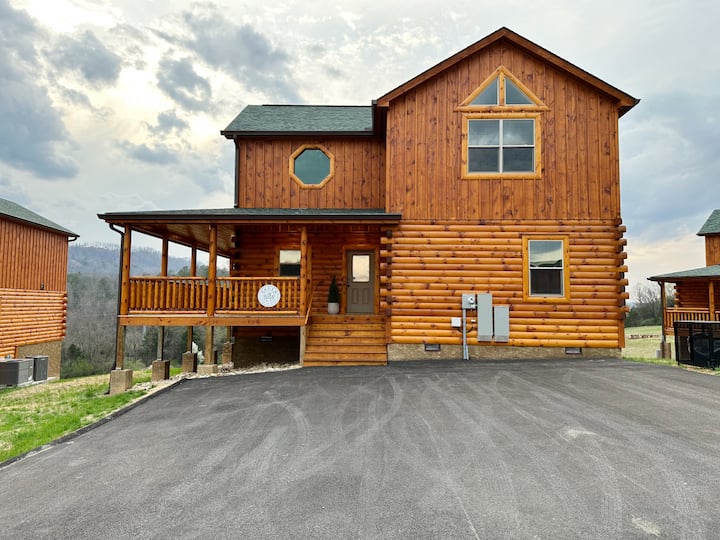 Cabin W/ Indoor Pool & Hot Tub + Arcade Game Loft - Pigeon Forge, TN