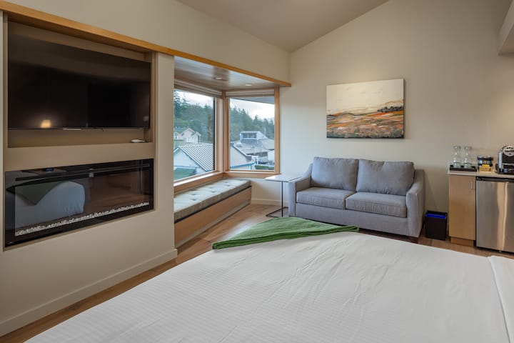 Barnes - Relaxing Window Seat For Morning Coffee - Orcas Island, WA