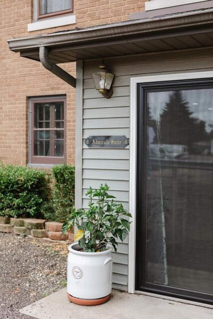 2 Room Private Apartment @ Bnb (Admiral Suite) - Benton Harbor, MI