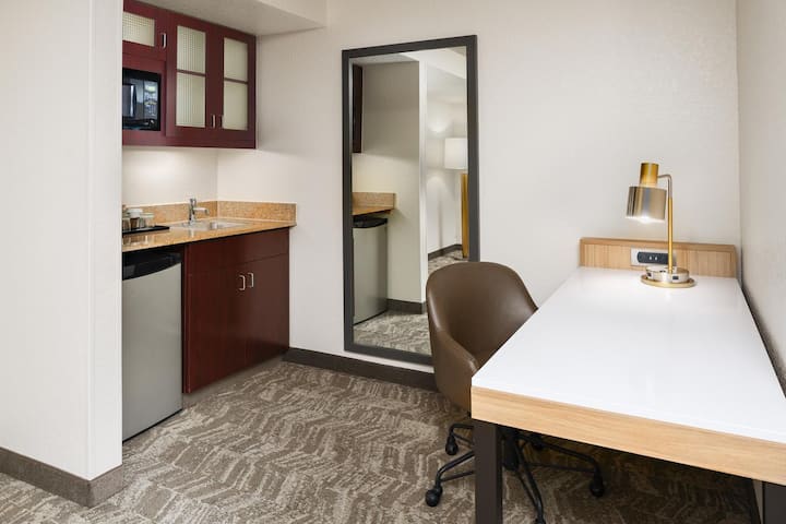 Two Family Rooms W/ Free Breakfast & Parking - Houston, TX
