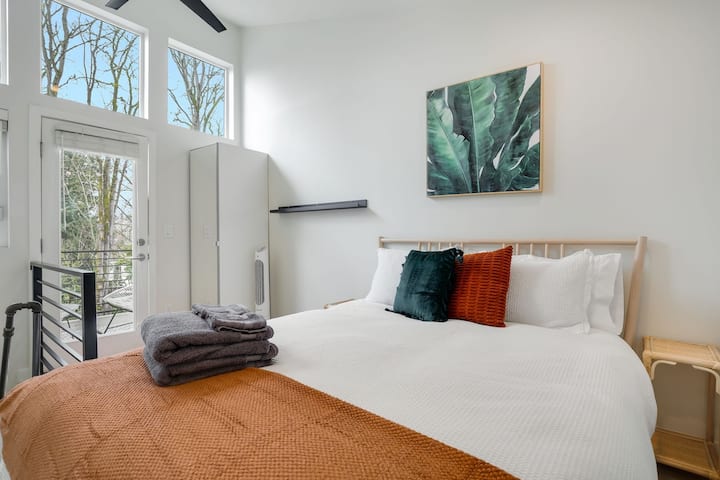 Chic 2br Townhome Near Downtown Seattle & Alki - Seattle, WA