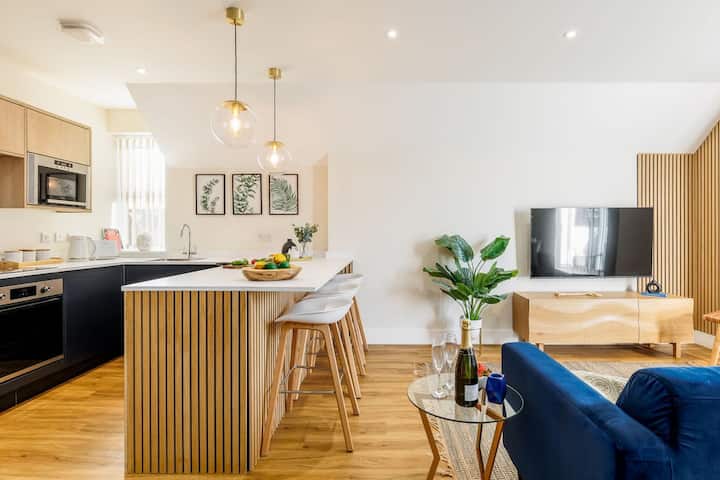 Homely Penthouse W/ Balcony, Free Parking & Wi-fi - Bournemouth