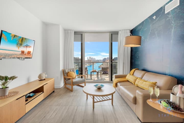 Infinite View |Balcony| Gym + Amazing Pool - Hallandale Beach, FL